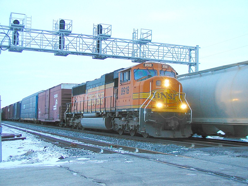 BNSF 8918 At East Fostoria Q396